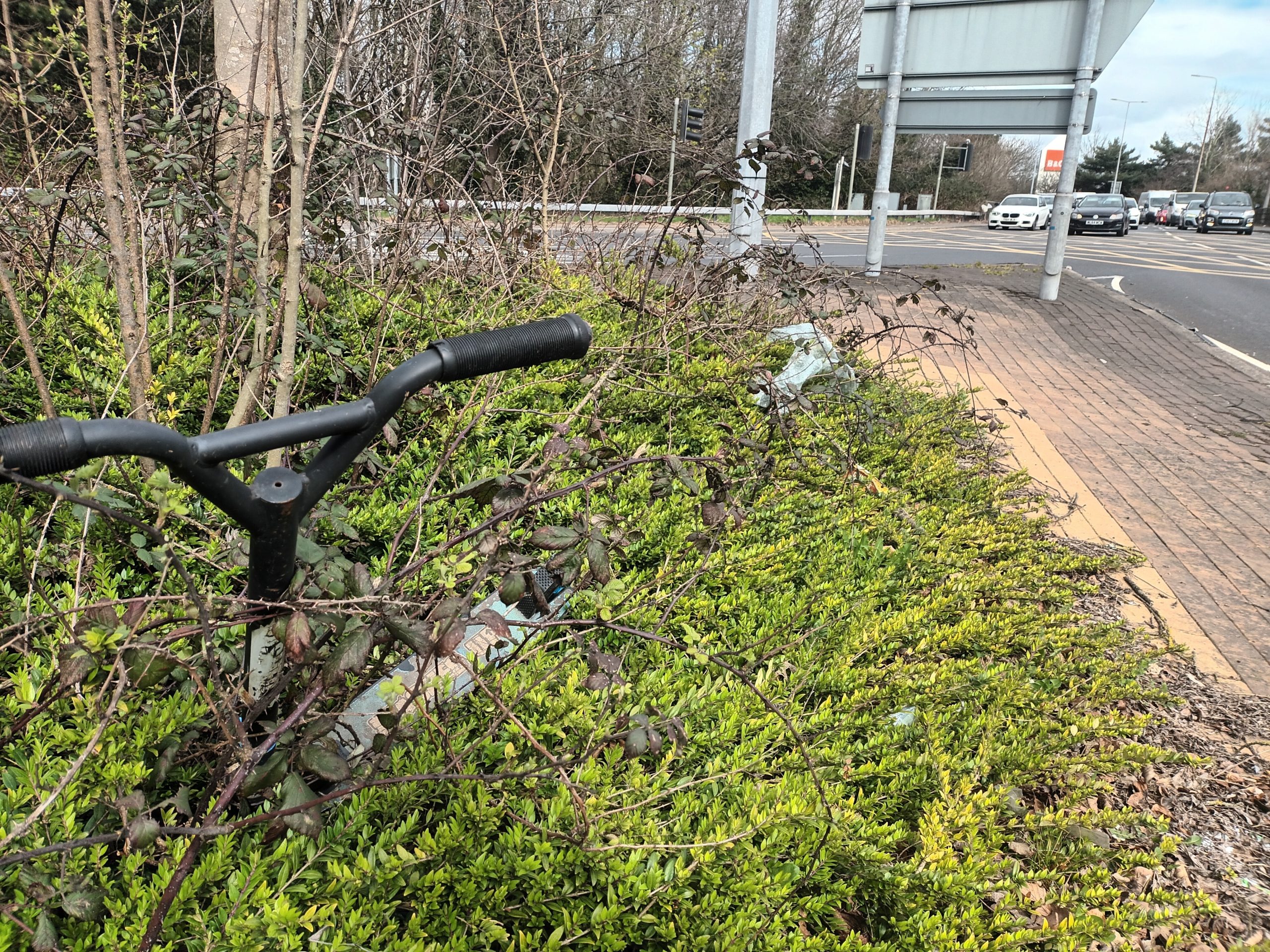 Cardiff's major roads struggling with litter crisis - Herald.Wales