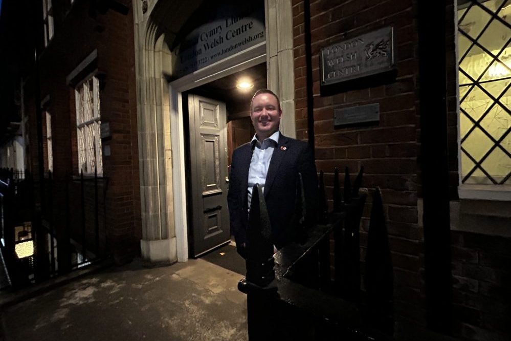 Gareth Davies MS encourages Welsh people in London to visit historic London Welsh Centre ...