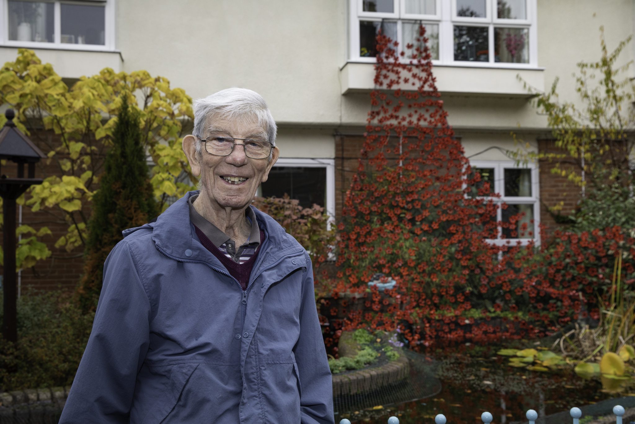 Ex-football star Alec helps create stunning poppy tribute - Herald.Wales