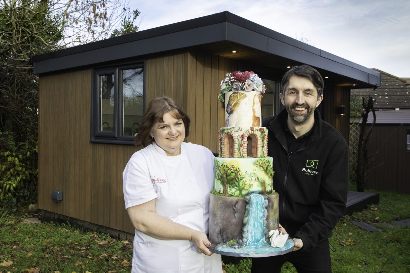 Baker beams up award and lands Star Trek and Doctor Who wedding cake ...