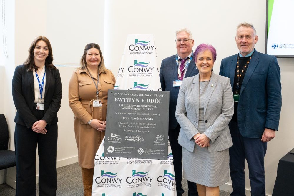 Minister unveils plaque to mark official opening of Bwthyn y Ddôl ...